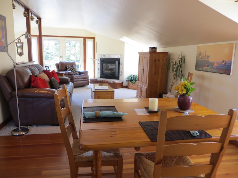 The Hayloft- A Cozy Retreat, Warm And Inviting & Just Two Miles From Town. - Mendocino, CA