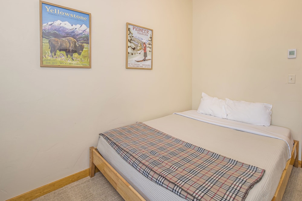 Condo W/private Hot Tub Close To Big Sky Resort & Town Center | Comfort Awaits At Deer Run - Big Sky, MT