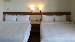 Quarto Quádruplo Standard | Cofre no quarto, secretária, cortinas/cortinados opacos, Wi-fi grátis 