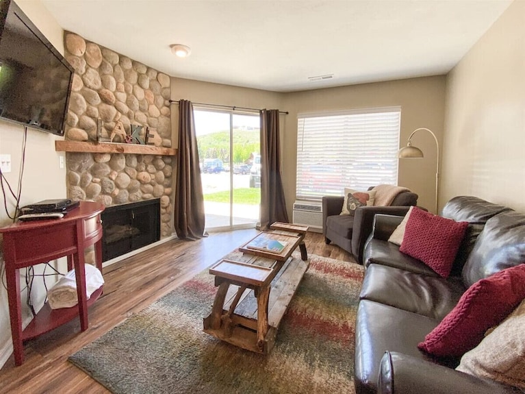 Inn Building Condo #102- Updated Ground Level - Bear Lake State Park, St Charles