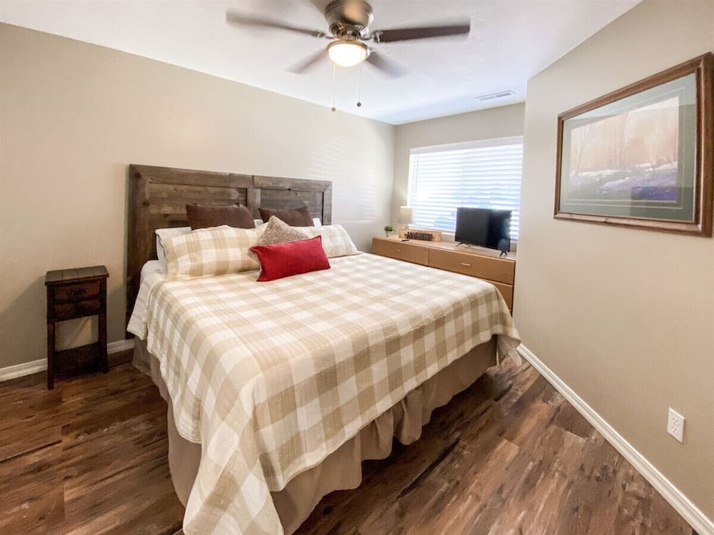 Inn Building Condo #102- Updated Ground Level - Utah