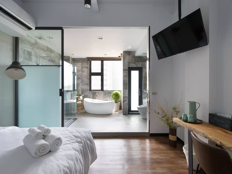 Quarto casal premium, 1 cama King, banheira | Escrivaninha, cortinas blackout, Wi-Fi de cortesia, roupa de cama