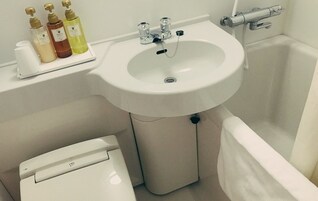 Chuveiro/banheira combinados, produtos de toalete grátis