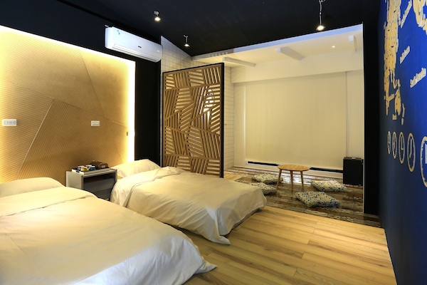 Quarto quádruplo superior, 2 camas Queen | Cortinas blackout, Wi-Fi de cortesia, roupa de cama