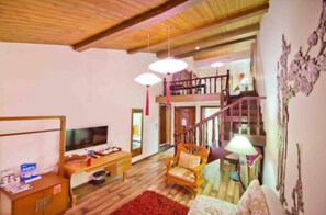 Quarto casal lua de mel, vista para o rio | Sala de estar | TV