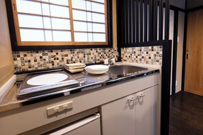 Casa (Japanese Style) | Kitchenette privada | Um frigorífico, um micro-ondas, uma placa de cozinha 