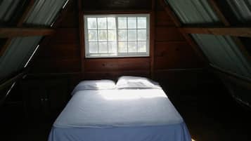 Quarto standard | Ferros/tábuas de passar roupa, roupa de cama