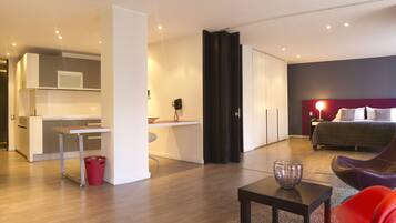 Apartamento Superior, 2 quartos | 20 quartos, roupa de alta qualidade, edredões de penas, cofre no quarto
