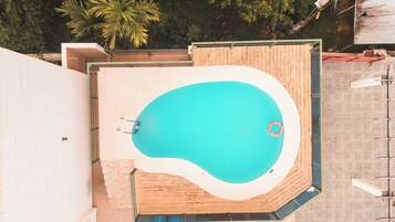 Piscina externa, guarda-sóis, espreguiçadeiras