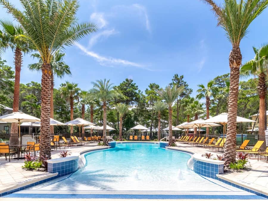 Piscina externa, guarda-sóis, espreguiçadeiras