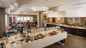 Pequeno-almoço tipo buffet diário mediante uma taxa