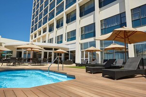 Piscina exterior, guarda-sóis, espreguiçadeiras