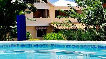 Piscina exterior, espreguiçadeiras