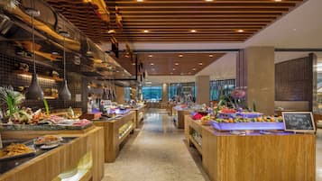 2 restaurantes, cozinha local e internacional