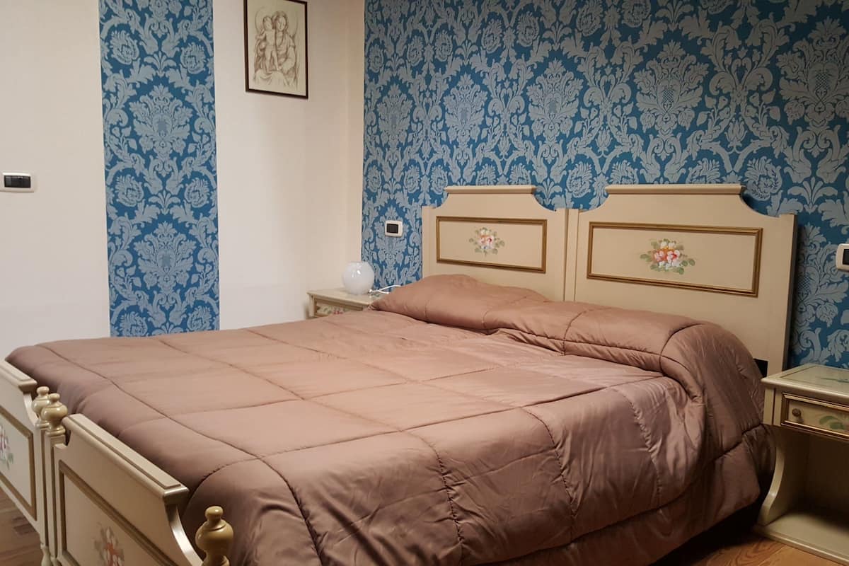 Quarto casal clássico | Frigobar, escrivaninha, quartos à prova de som, berços grátis