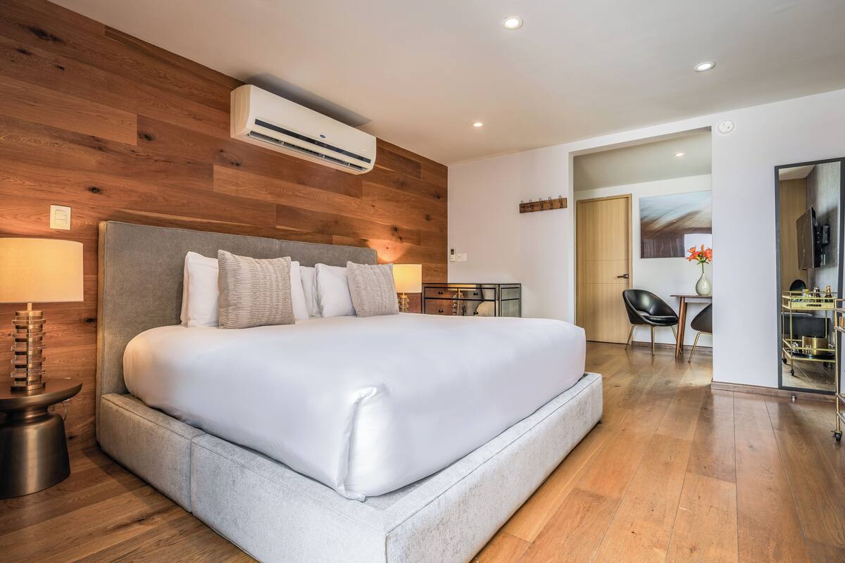 Suite-Estúdio Comfort, 1 cama king-size, terraço, Vista para a cidade | Roupa de alta qualidade, edredões de penas 