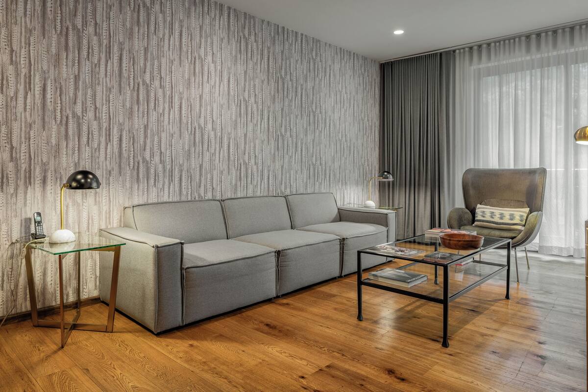 Suite Deluxe, 3 quartos, no rés do chão | Sala de estar | Smart TV de 50 de polegadas com canais por cabo, televisor, Netflix 