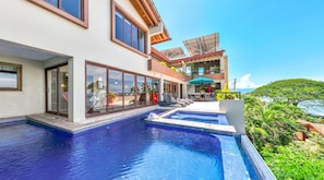 Piscina interior, piscina exterior 