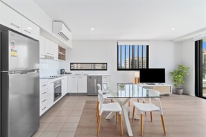 Two Bedroom Superior Apartment | Cozinha privada | Um frigorífico/congelador grande, um micro-ondas, um forno 