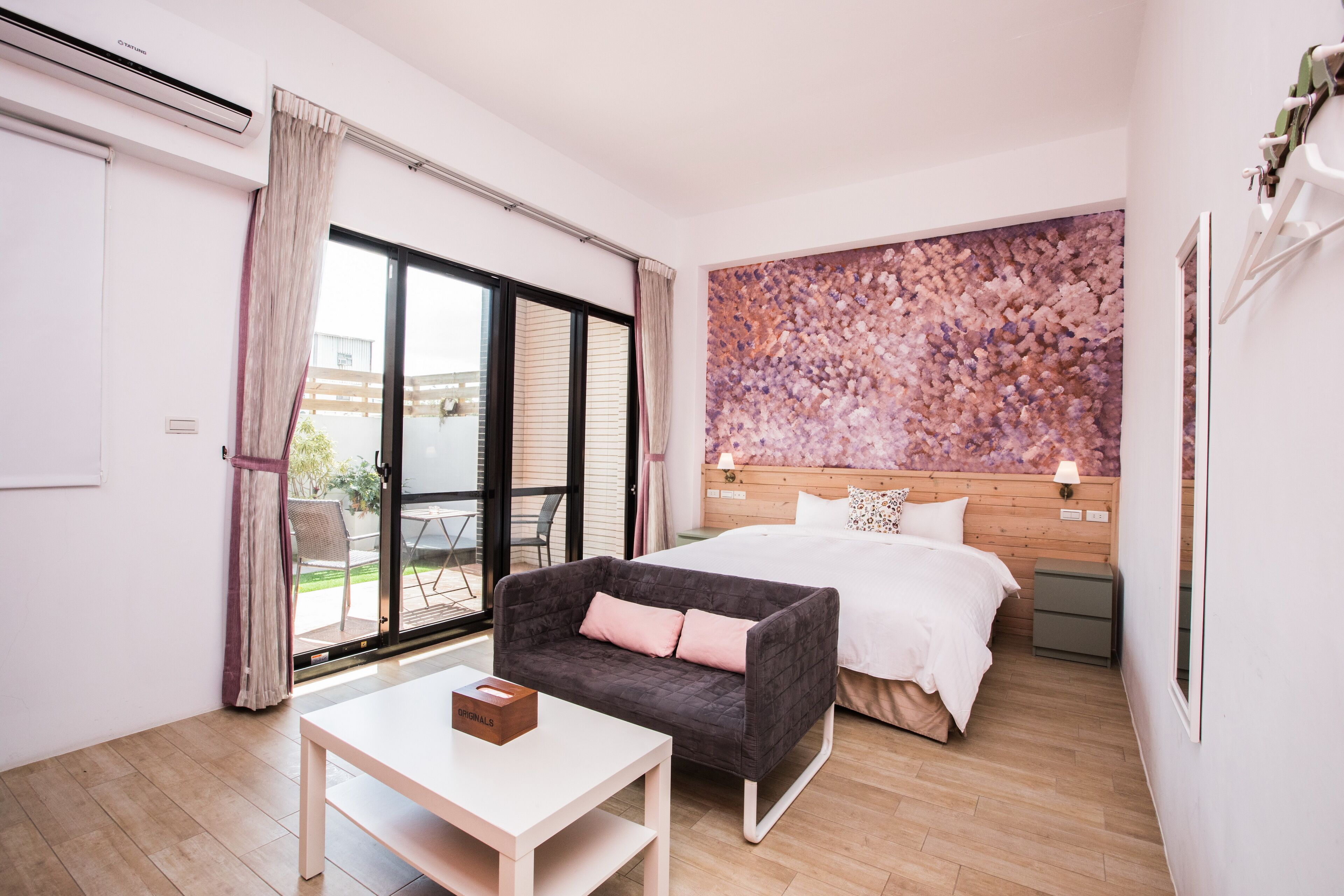 Quarto casal conforto, sacada | Escrivaninha, cortinas blackout, Wi-Fi de cortesia