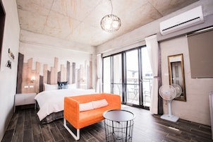 Quarto casal superior, sacada | Escrivaninha, cortinas blackout, Wi-Fi de cortesia