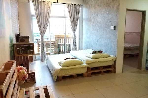 Apartamento Design, 2 quartos | Sala de estar | Smart TV de 32 polegadas com canais por cabo, televisor