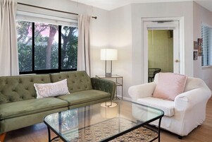 Condo superior, várias camas | Área de estar | TV de tela plana