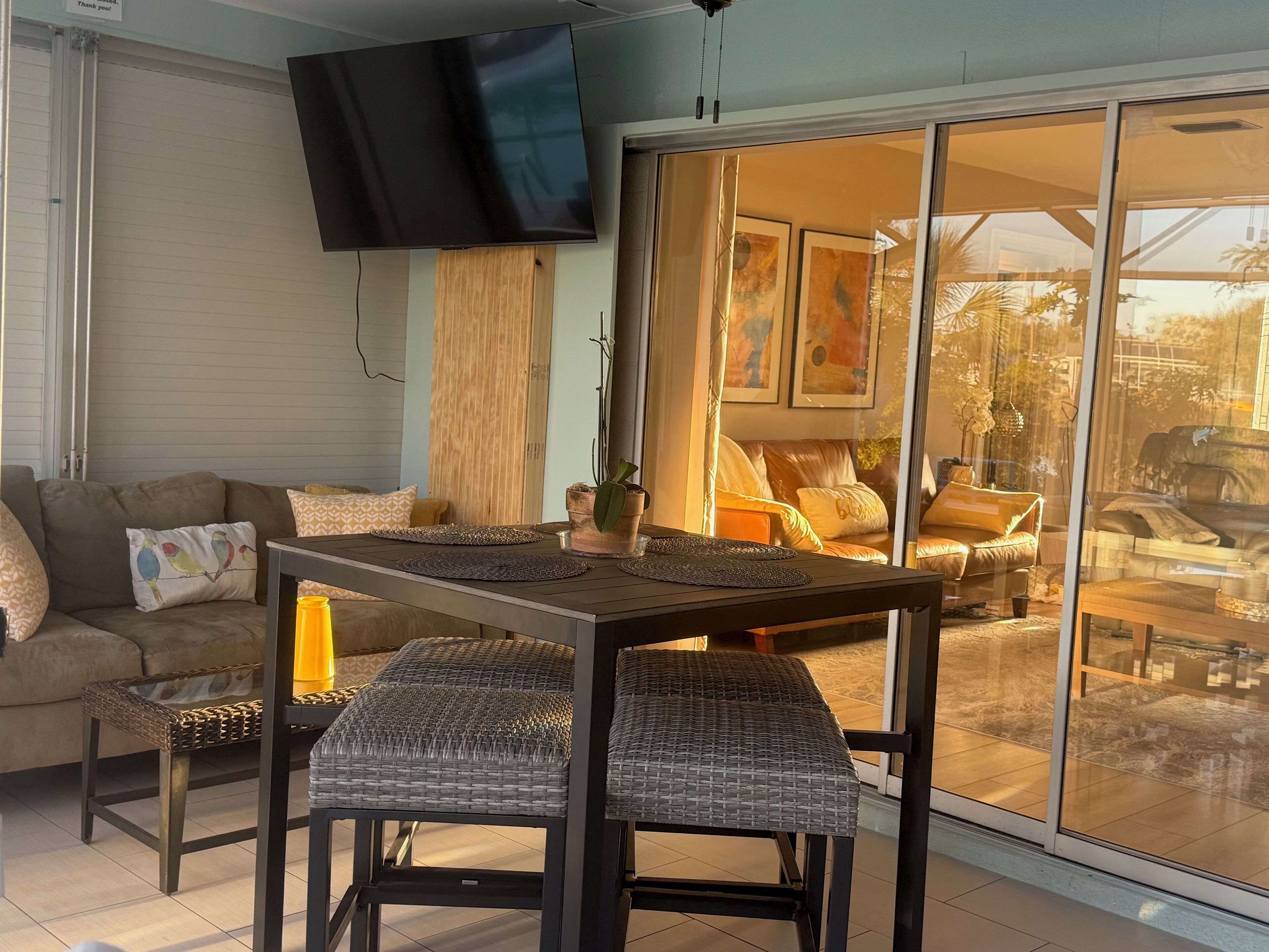 Lake Front Remodeled Salt Water Pool 1.5 Miles To Beach-home-3bd/2ba/lr/kitchen - Englewood, FL