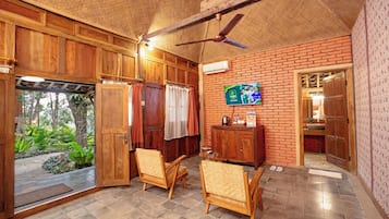 Quarto Deluxe, 1 cama king-size, vista para o vale, junto à montanha | Sala de estar | Televisor LED de 43 polegadas com canais digitais, televisor