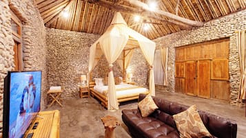 Quarto Royal, 1 cama king-size, vista para o jardim, junto à montanha | 1 quarto, lençóis italianos Frette, cofre no quarto, secretária