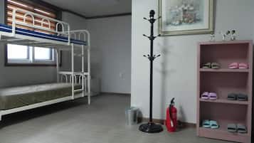Quarto, várias camas, não fumadores | Cortinas/cortinados opacos, quartos insonorizados, Wi-fi grátis