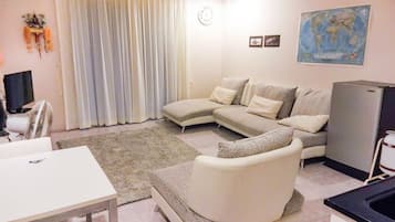 1 Bedroom Apartment | Sala de estar | TV de ecrã plano