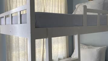 Quarto família | Escrivaninha, Wi-Fi de cortesia, roupa de cama