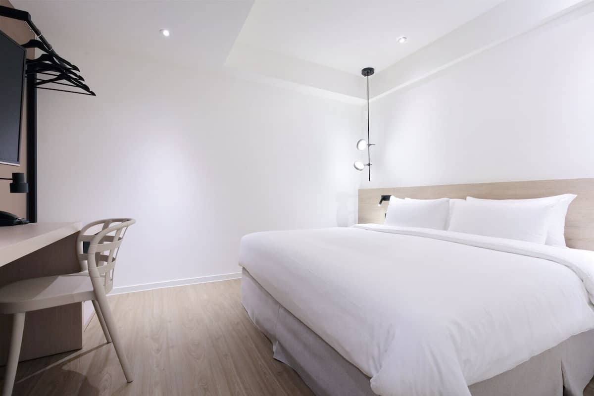 Roupas de cama premium, frigobar, escrivaninha, quartos à prova de som