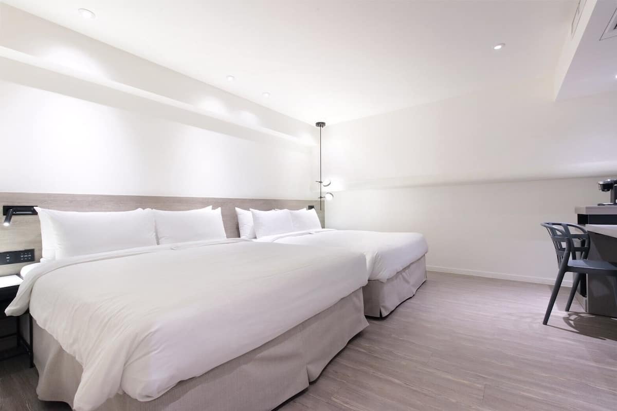 Quarto quádruplo econômico | Roupas de cama premium, frigobar, escrivaninha, quartos à prova de som