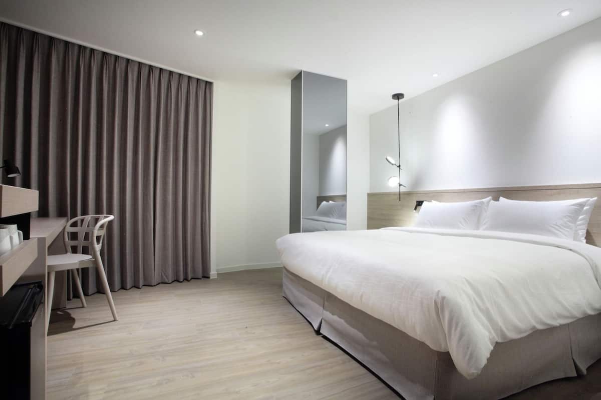 Quarto casal luxo | Roupas de cama premium, frigobar, escrivaninha, quartos à prova de som