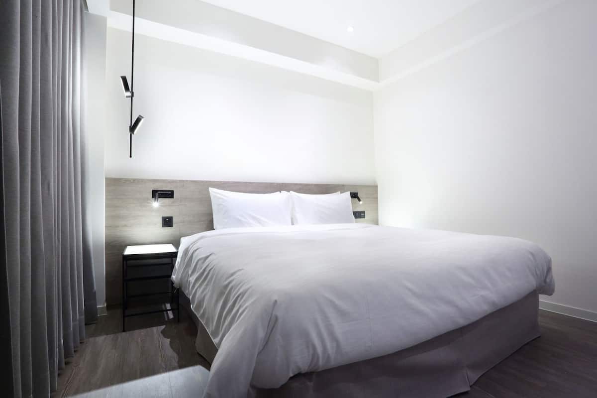 Quarto casal standard | Roupas de cama premium, frigobar, escrivaninha, quartos à prova de som