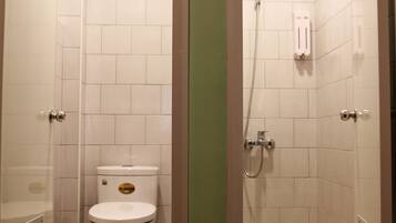 Um banheiro pequeno, com azulejos, incluindo vaso sanitário, chuveiro e piso revestido.
