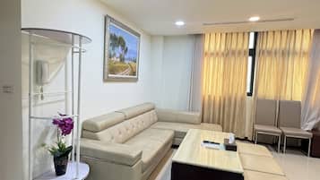 Quarto quádruplo empresarial | Sala de estar | TV LCD