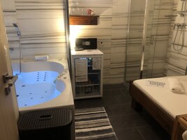 Banheira de hidromassagem interior