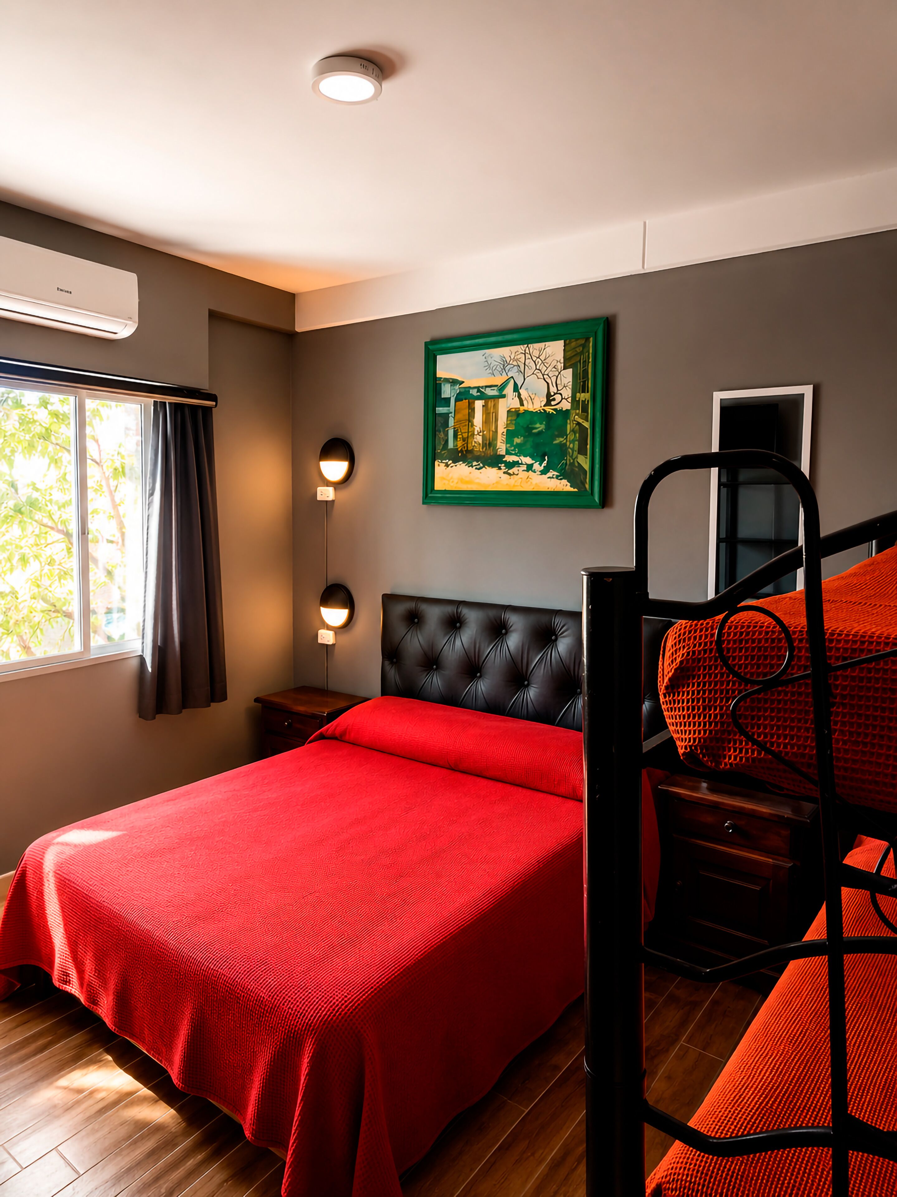 Quarto Quádruplo Económico | Com mobília individualizada, Wi-fi grátis, roupa de cama fornecida 