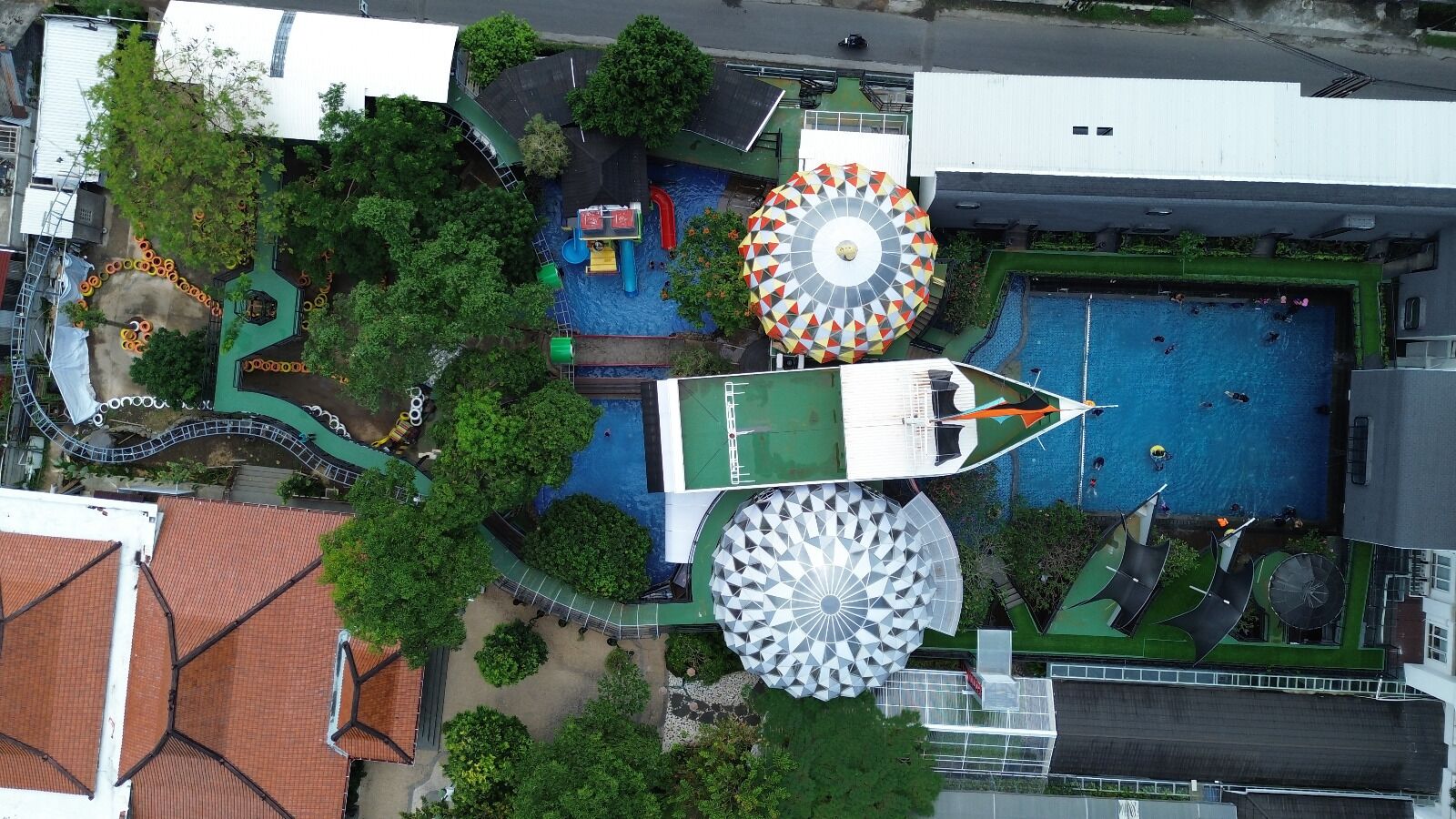 2 piscinas externas, funciona das 7h às 17h, guarda-sóis