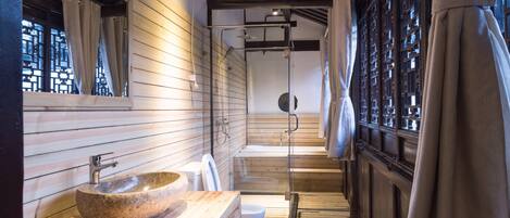 Quarto | Casa de banho | Artigos de higiene pessoal grátis, um secador de cabelo, chinelos