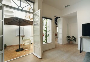 Suite, 1 cama queen-size e sofá-cama, terraço (8) | Sala de estar | TV de ecrã plano 
