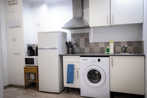 Apartamento superior | Cozinha privada | Geladeira grande, micro-ondas, cooktop, cadeirão de bebê