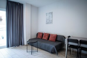 Apartamento família, cozinha | Área de estar | TV de tela plana