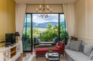 Suite, terraço, vista para a montanha | Minibar, com mobília individualizada, secretária 