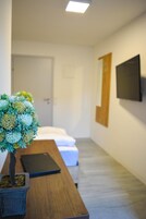 Escrivaninha, quartos à prova de som, Wi-Fi de cortesia, roupa de cama