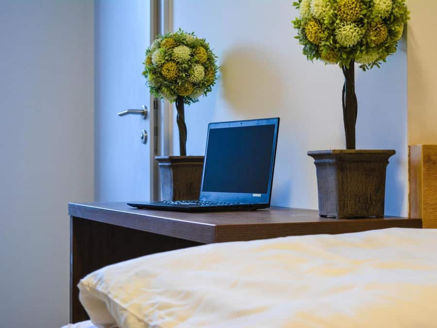 Secretária, quartos insonorizados, Wi-fi grátis