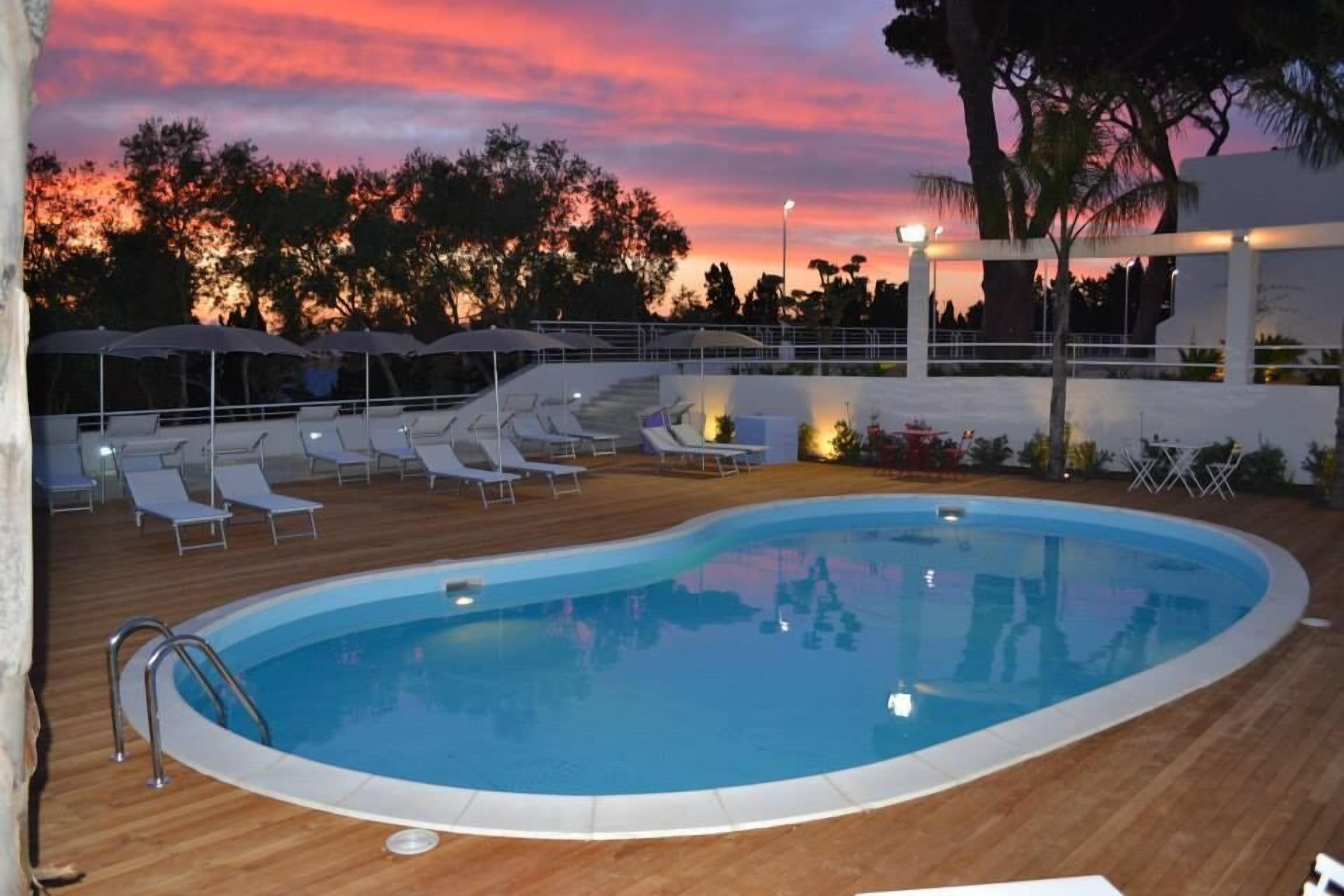 Piscina exterior sazonal, guarda-sóis, espreguiçadeiras 